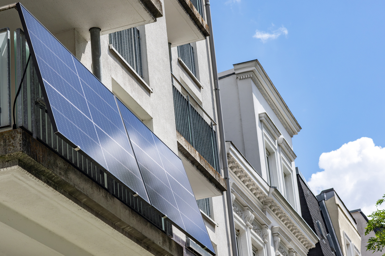 Panneau solaire sur le balcon : Est-ce possible ? Quel kit choisir ...